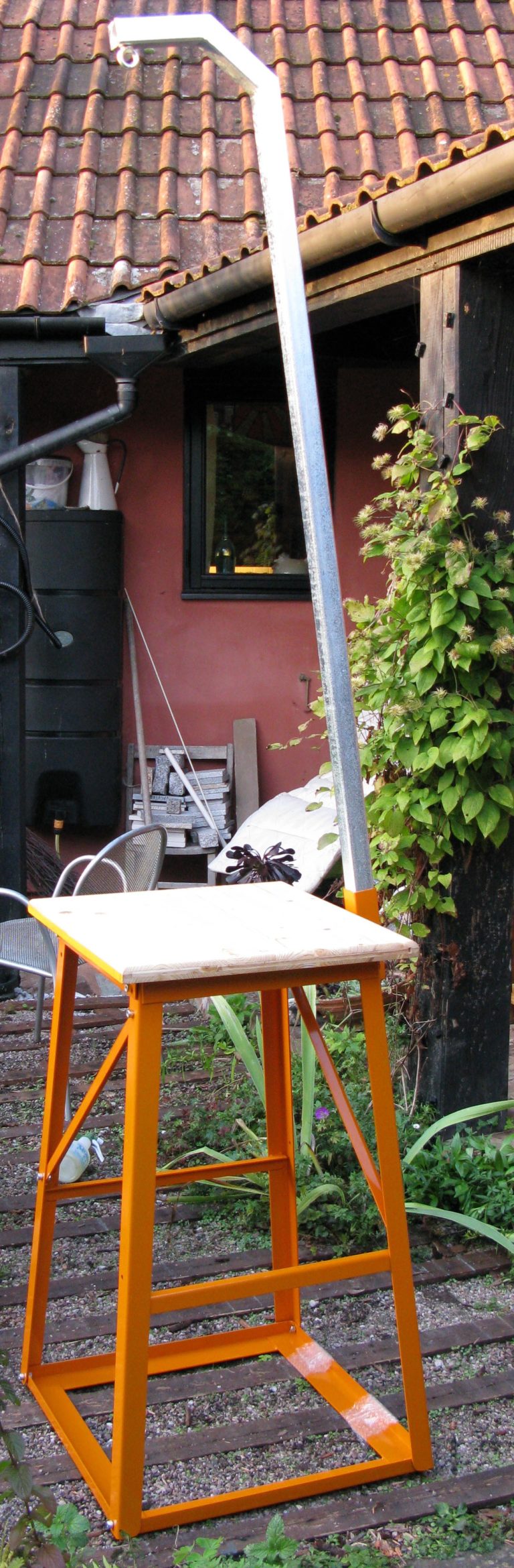 Stone stand with woodpecker support – StoneToolShop.co.uk